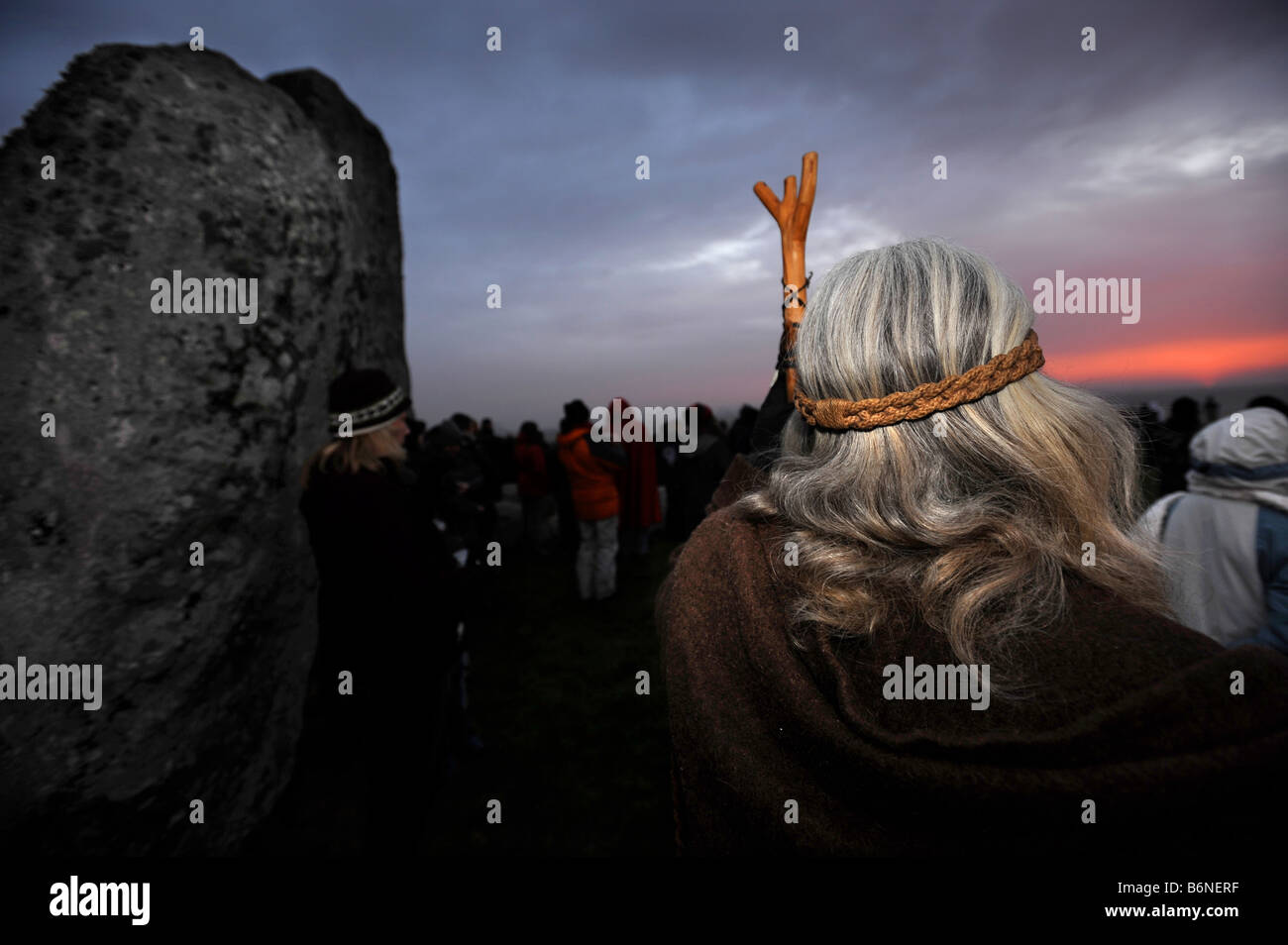 DRUIDS CELEBRATE AS THE SUN RISES ON THE WINTER SOLSTICE AT STONEHENGE ...