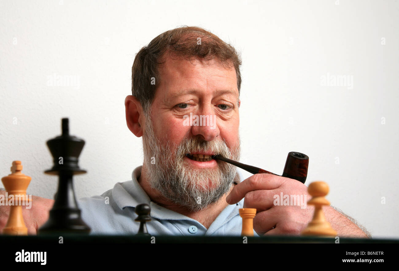 Man smoking while playing chess hi-res stock photography and images - Alamy