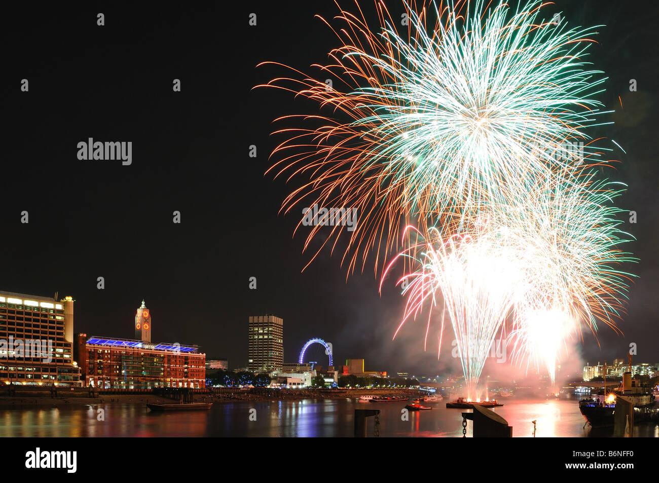 London fireworks hi-res stock photography and images - Alamy