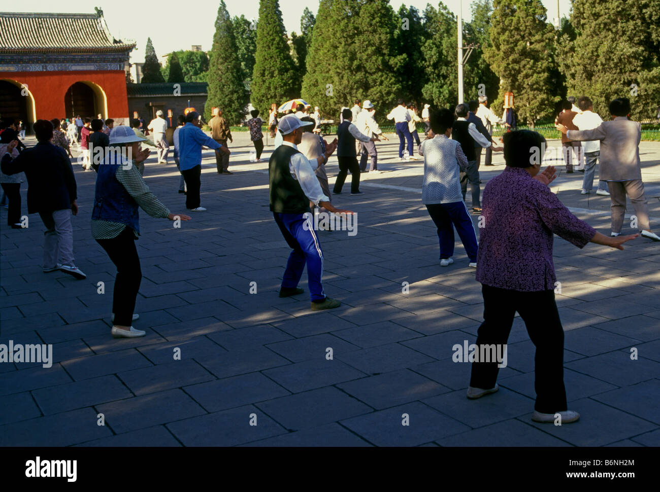 Chinese people men and women performing taichi morning exercise, Temple ...