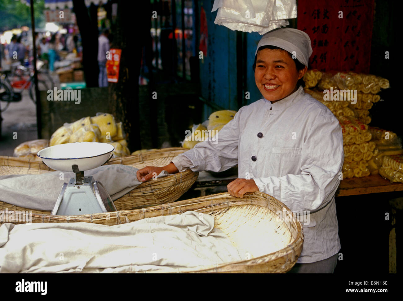 Fresh noodle vendor hi-res stock photography and images - Alamy