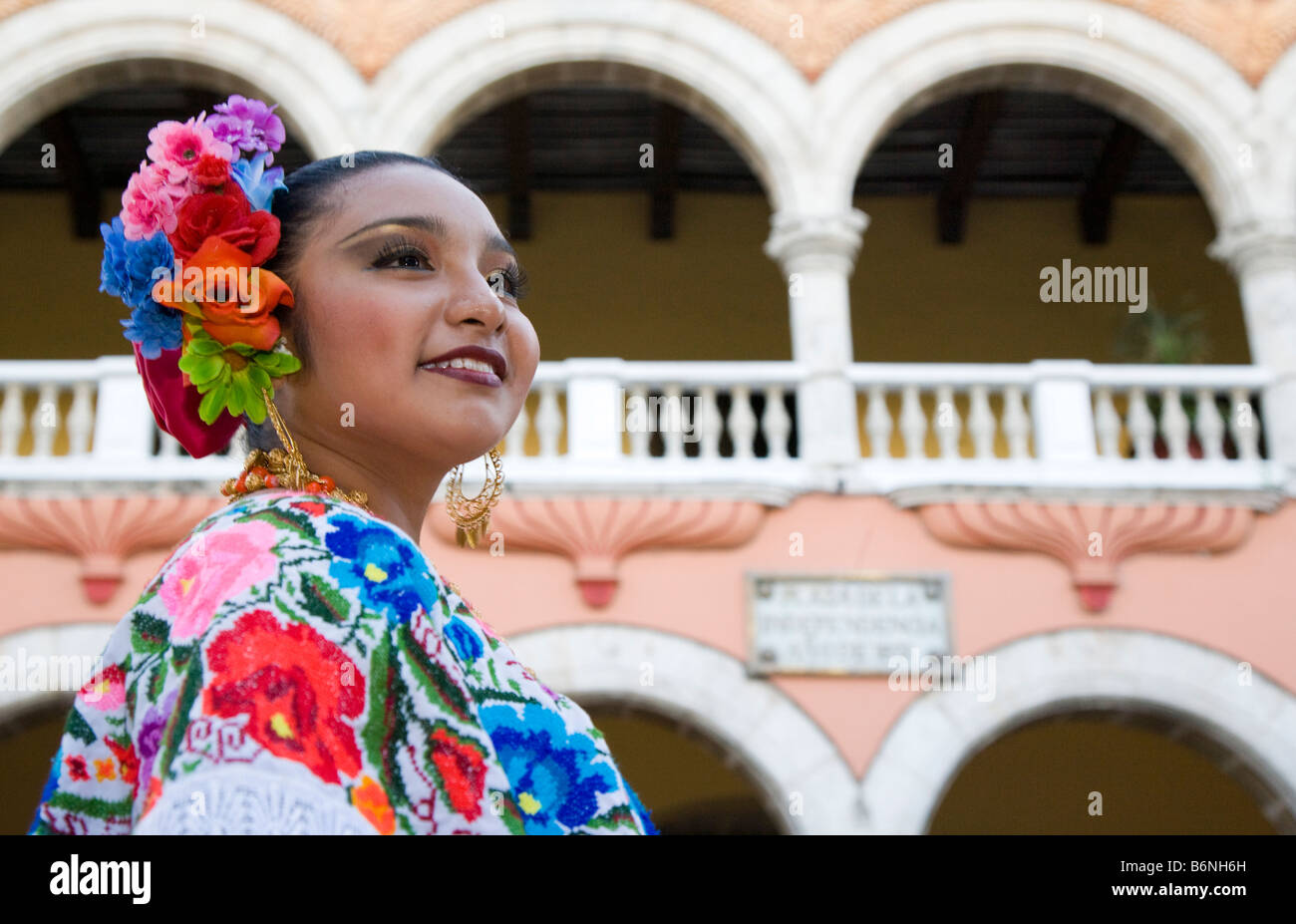 Mexican traditional clothes yucatan hi-res stock photography and images ...