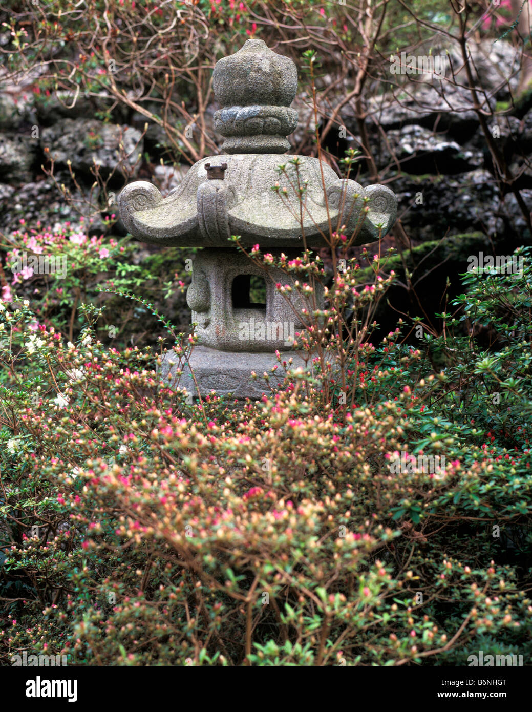 STONE LANTERN IN JAPANESE GARDEN Stock Photo - Alamy
