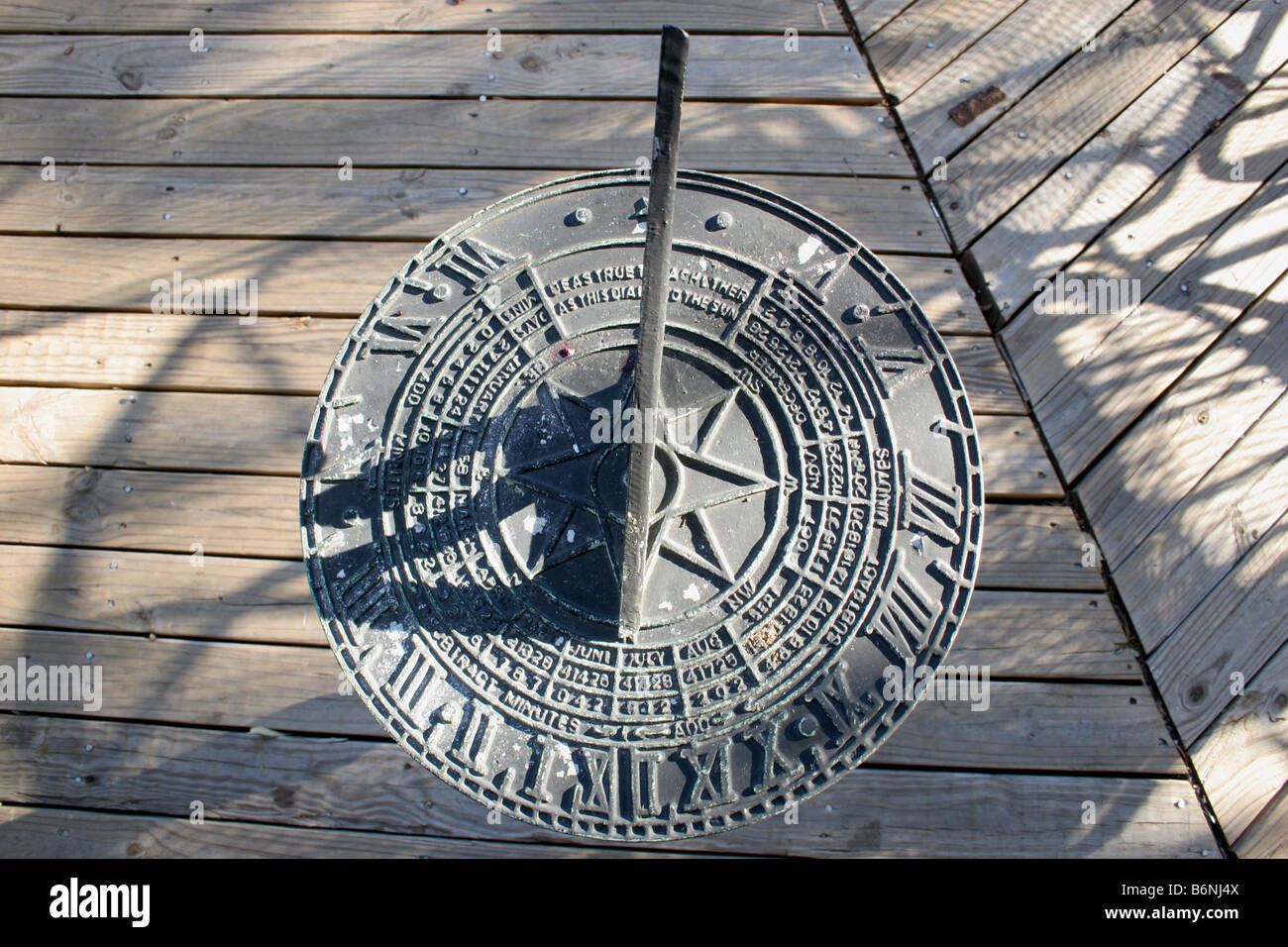 Shadow clock and sundial hi-res stock photography and images - Alamy