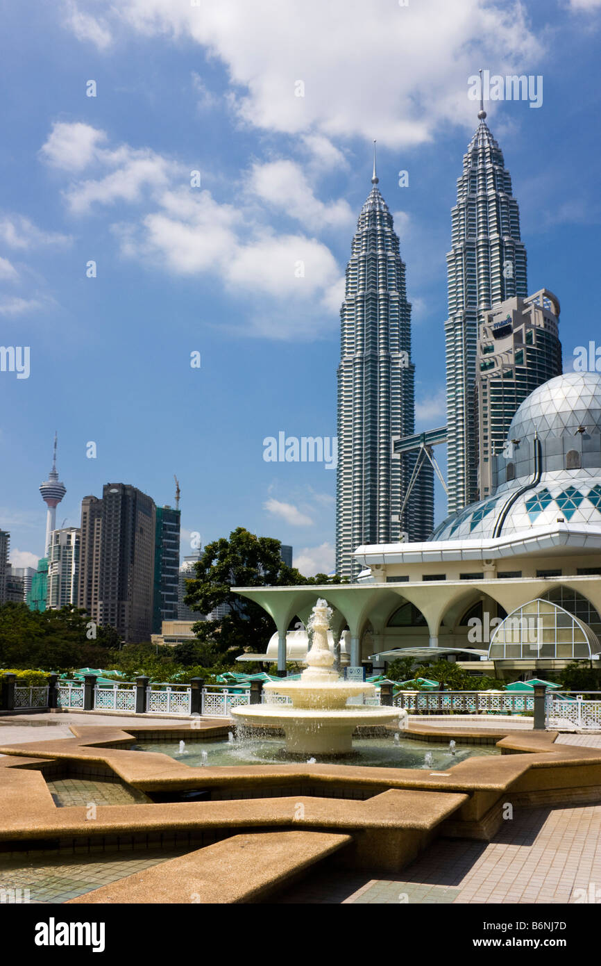 Petronas Twin Towers and Asy Syakirin Mosque in Kuala Lumpur Stock ...