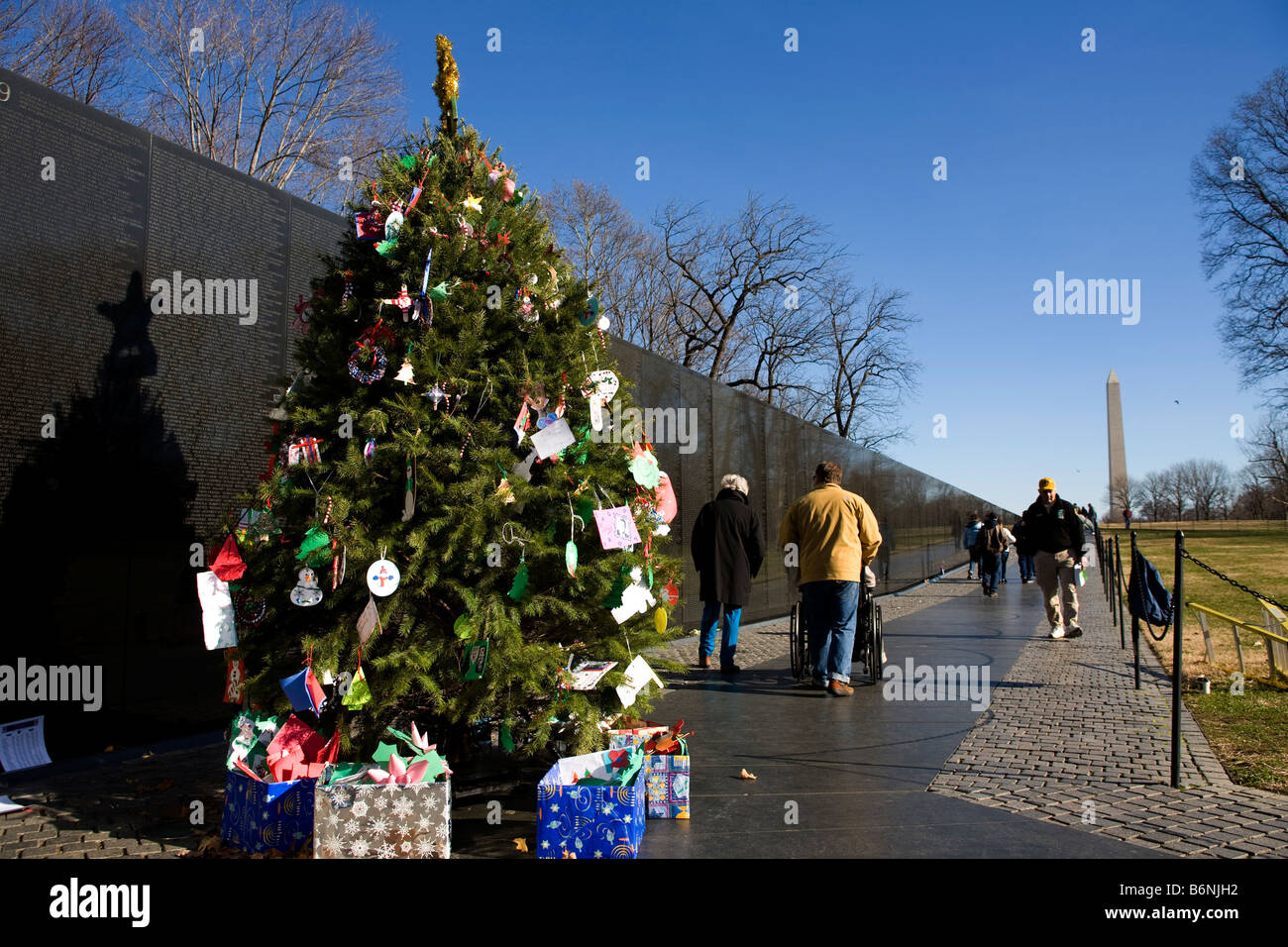 A Christmas tree at the Vietnam Veterans Memorial site Stock Photo - Alamy