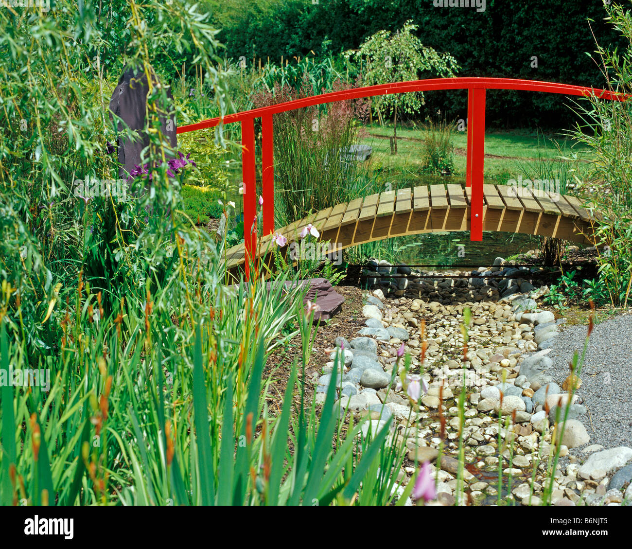 WOODEN RED BRIDGE IN JAPANESE GARDEN Stock Photo - Alamy