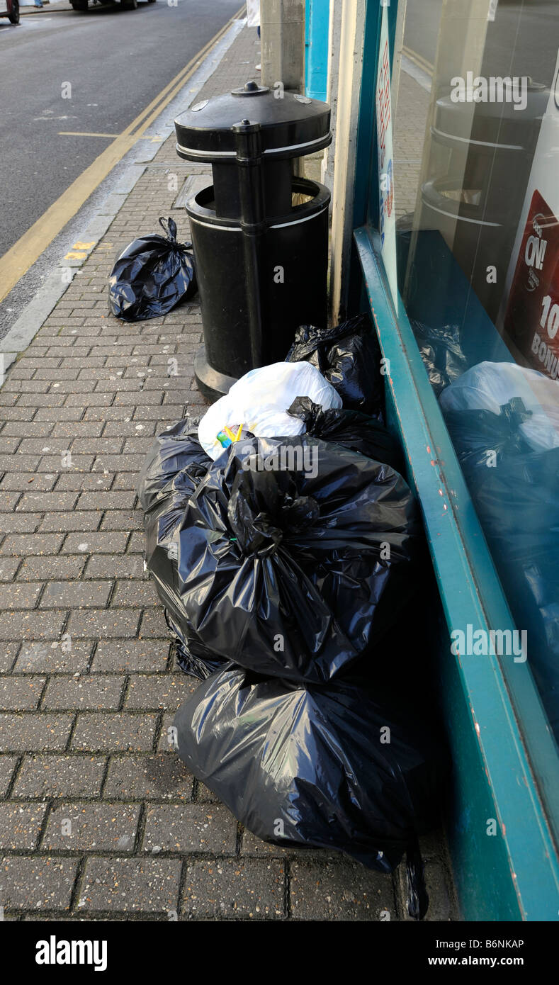 Pavement rubbish hi-res stock photography and images - Alamy