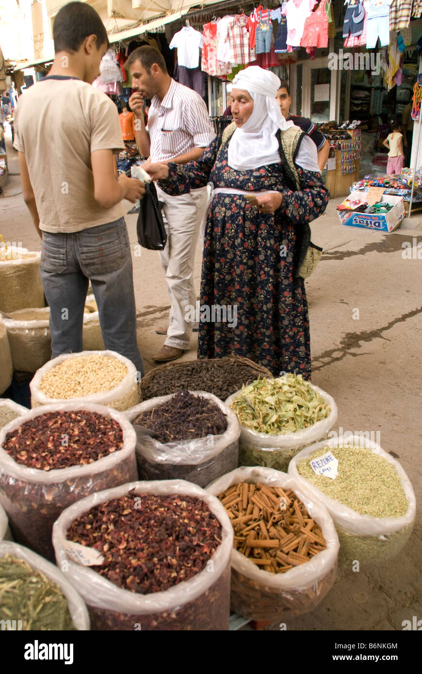 Old woman shopper hi-res stock photography and images - Alamy
