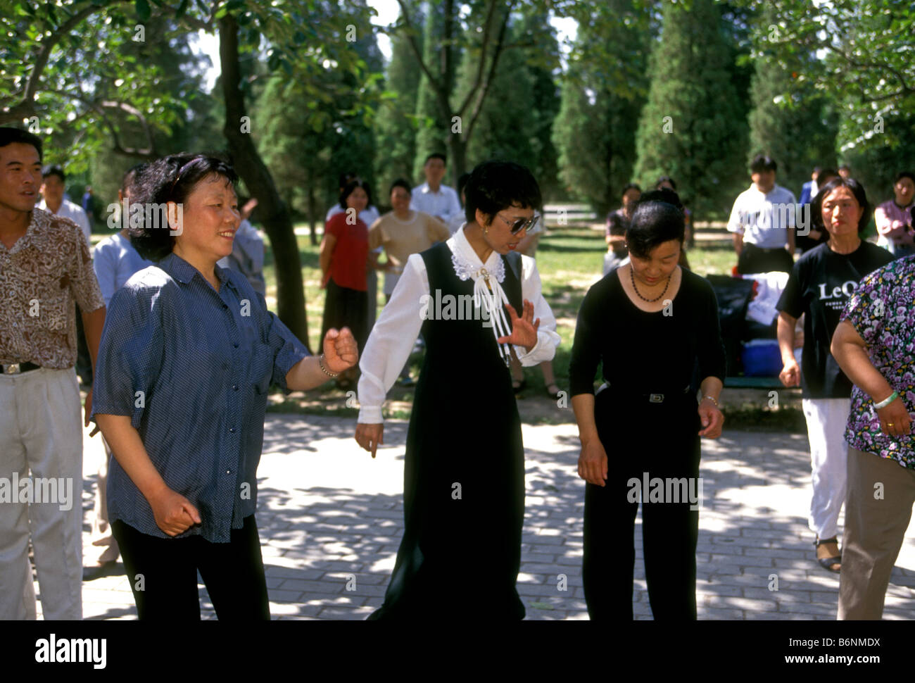 Chinese women dancing, dance lessons, morning exercise, Temple of ...