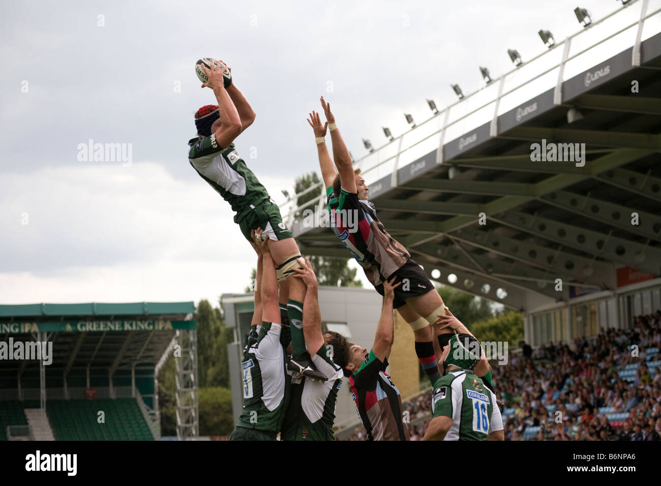 Rugby kick lineout hi-res stock photography and images - Alamy