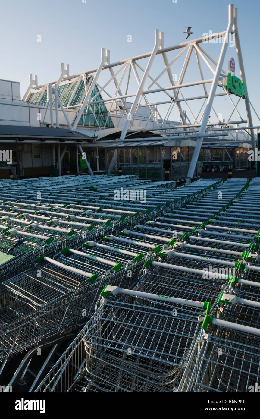 Rows of trolleys hi-res stock photography and images - Alamy