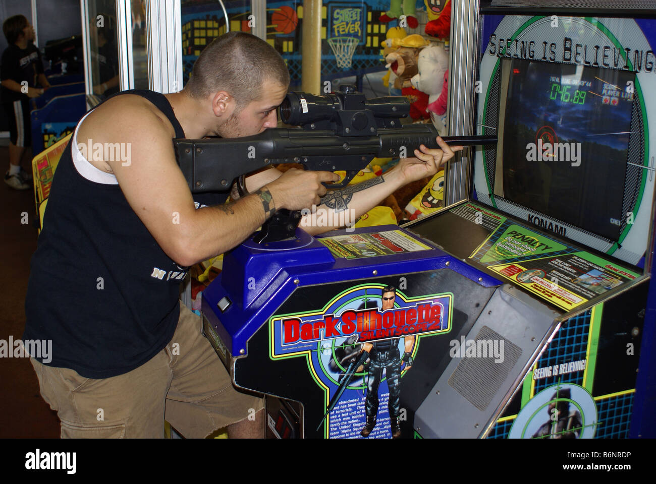 Shooting gallery gun target hi-res stock photography and images - Alamy