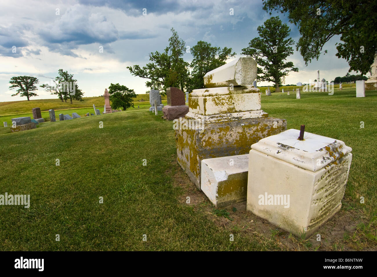Country cemetery hi-res stock photography and images - Alamy