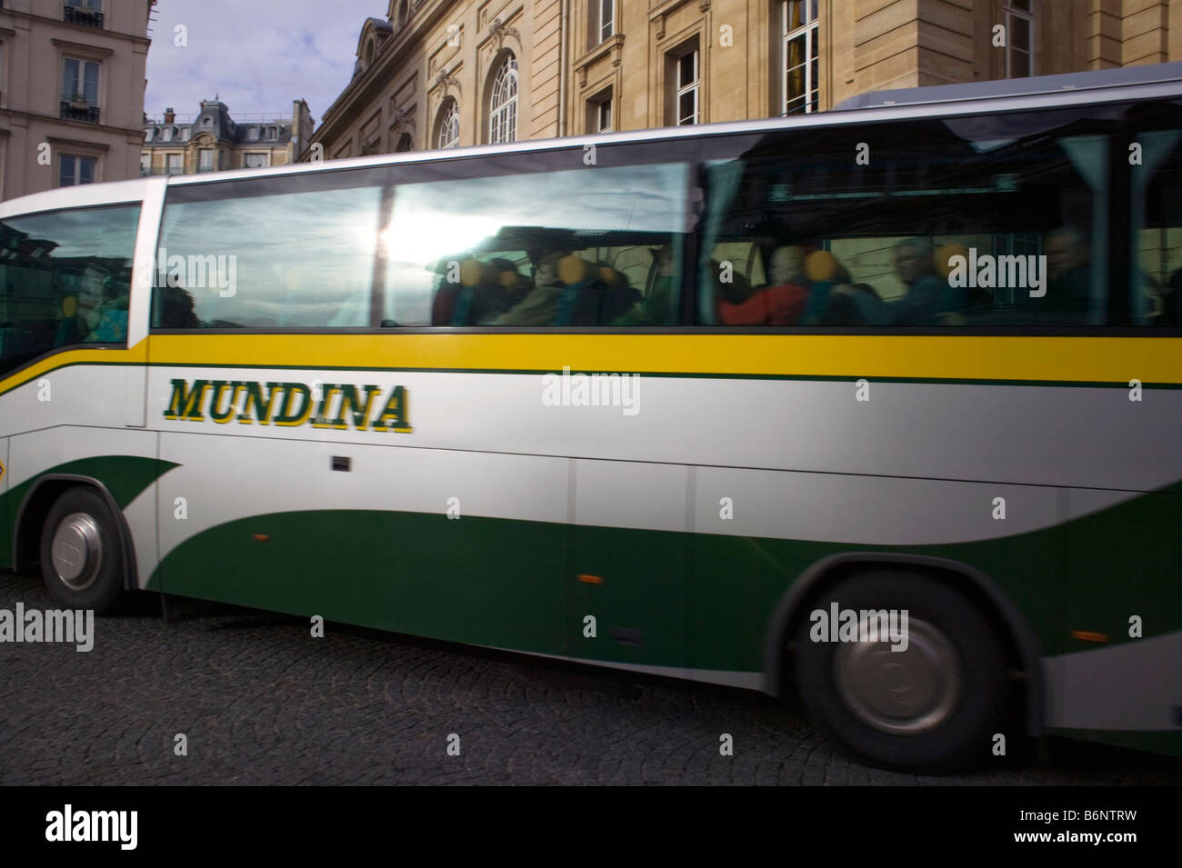 Tour bus paris hi-res stock photography and images - Alamy