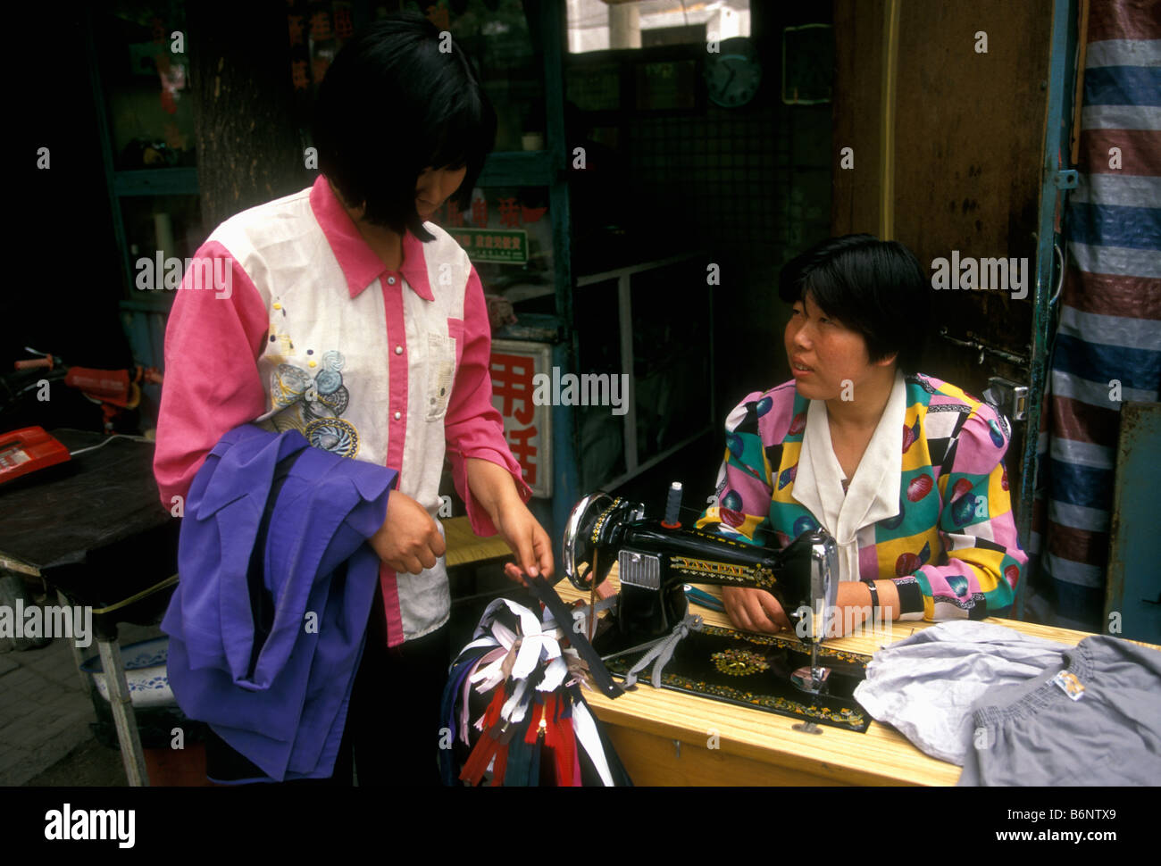 Chinese worker sewing machine hi-res stock photography and images - Alamy