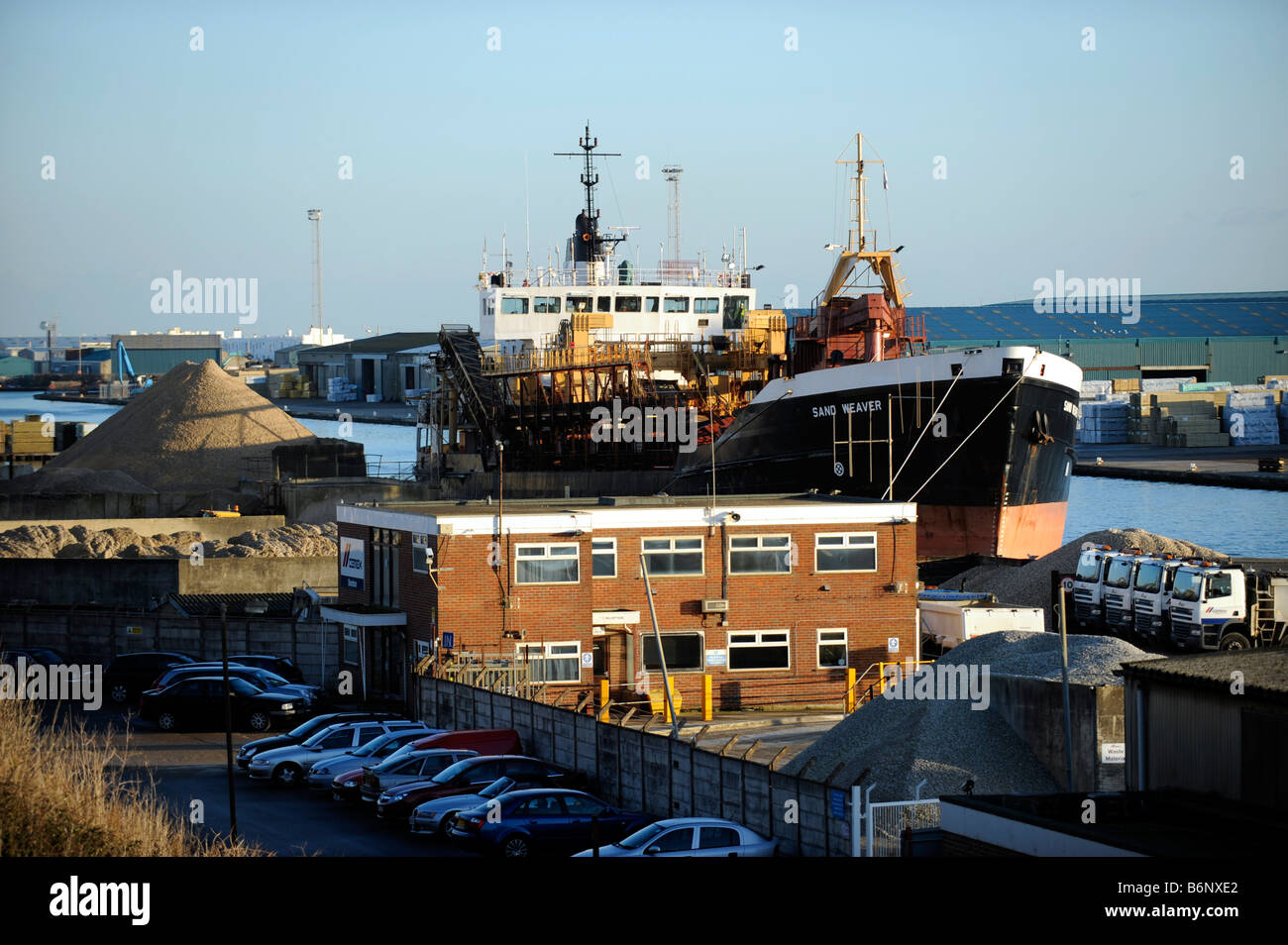 Unload dock ship uk hi-res stock photography and images - Alamy