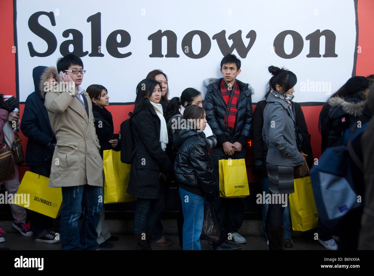 Shoppers queue outside selfridges hi-res stock photography and images ...