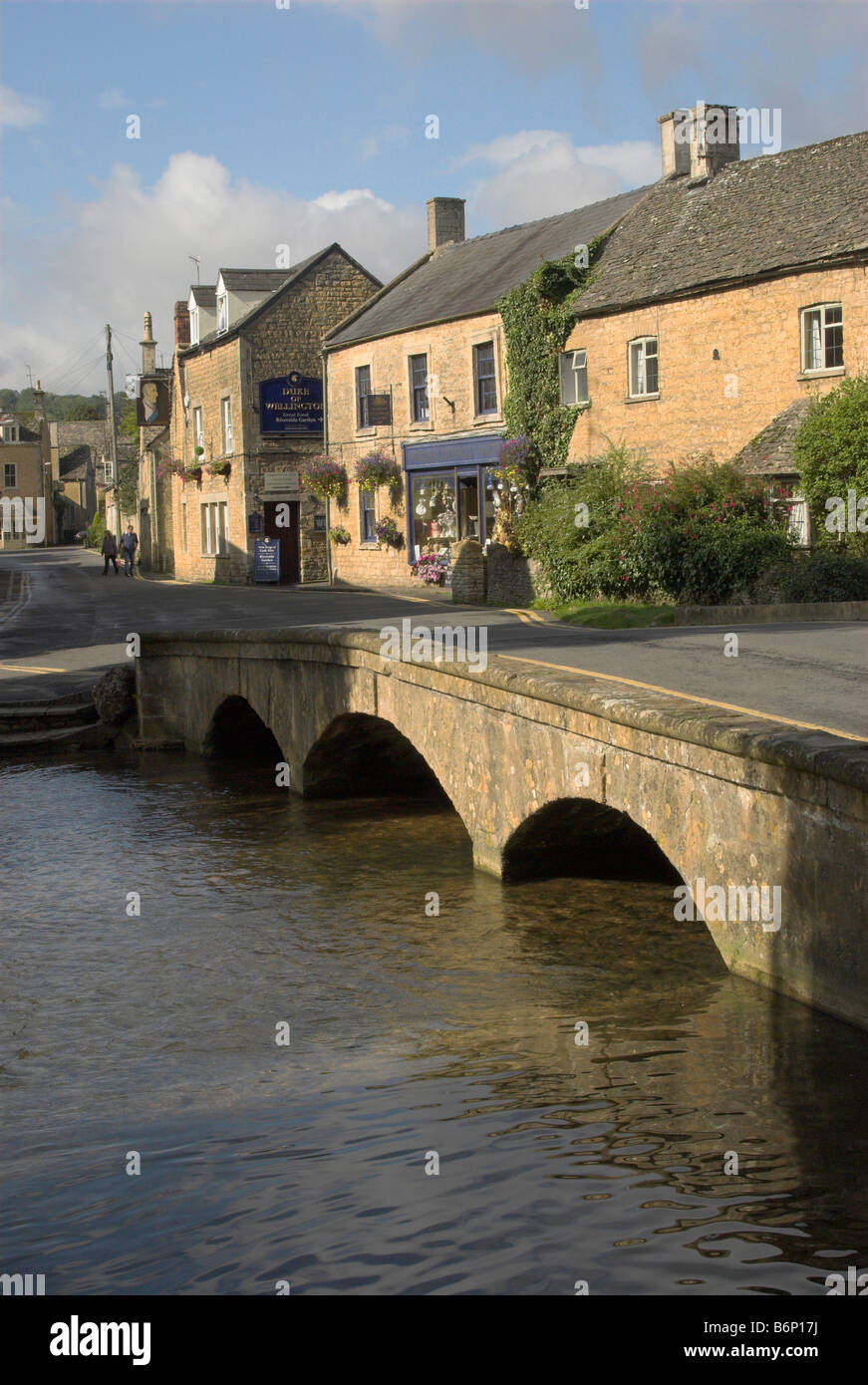 The River Windrush & Mill Bridge flowing through the picturesque ...