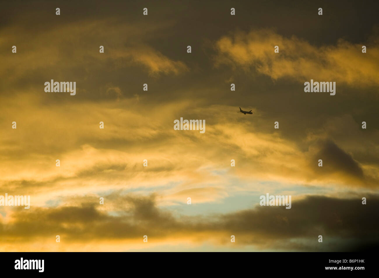 Plane fly over london hi-res stock photography and images - Alamy