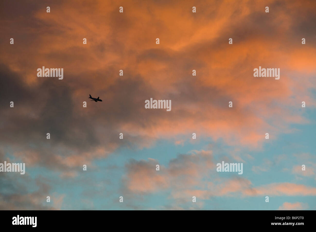 Plane fly over london hi-res stock photography and images - Alamy