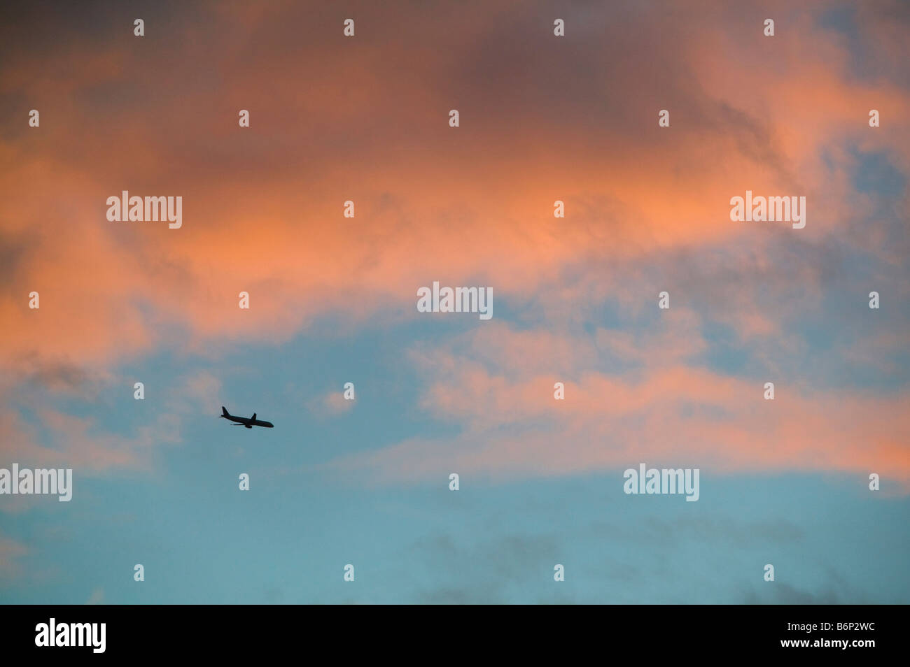Plane fly over london hi-res stock photography and images - Alamy