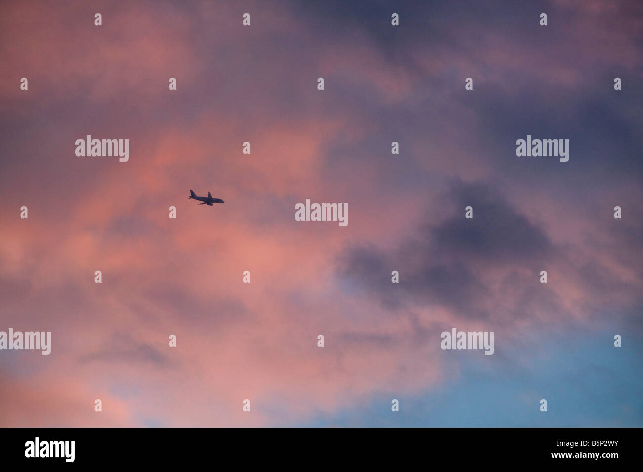 Plane fly over london hi-res stock photography and images - Alamy