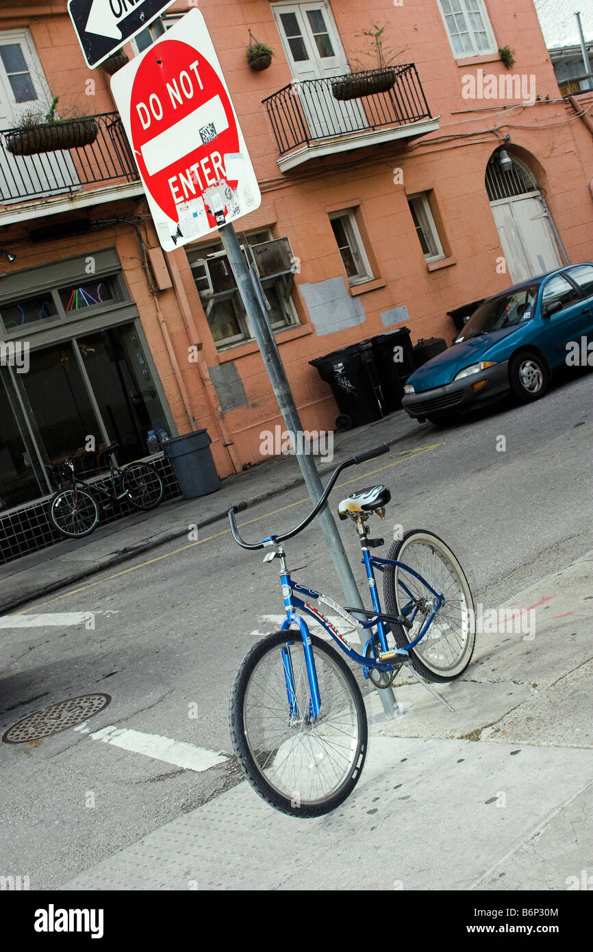 Bicycle chained to pole hi-res stock photography and images - Alamy