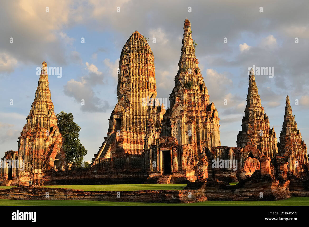 Wat Chai Watthanaram at sunset, Ayutthaya, Thailand Stock Photo - Alamy