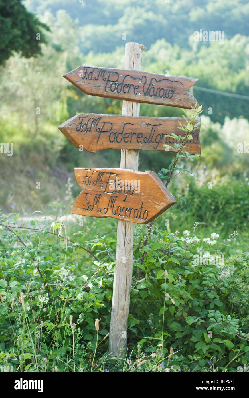 Rural sign post in italy hi-res stock photography and images - Alamy