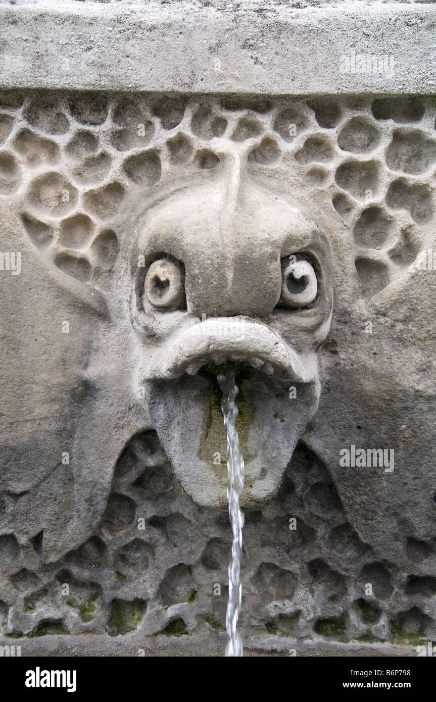 Fish fountain hi-res stock photography and images - Alamy