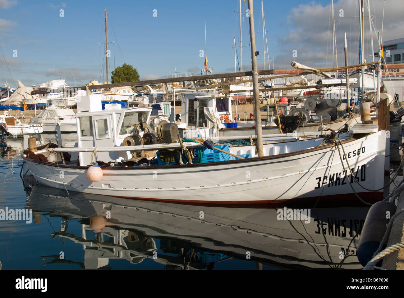 Llaut hi-res stock photography and images - Alamy