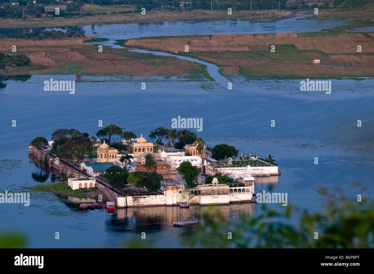 Lake Pichola. Jag Mandir Water Palace from Devi Temple hill. Rajasthan ...