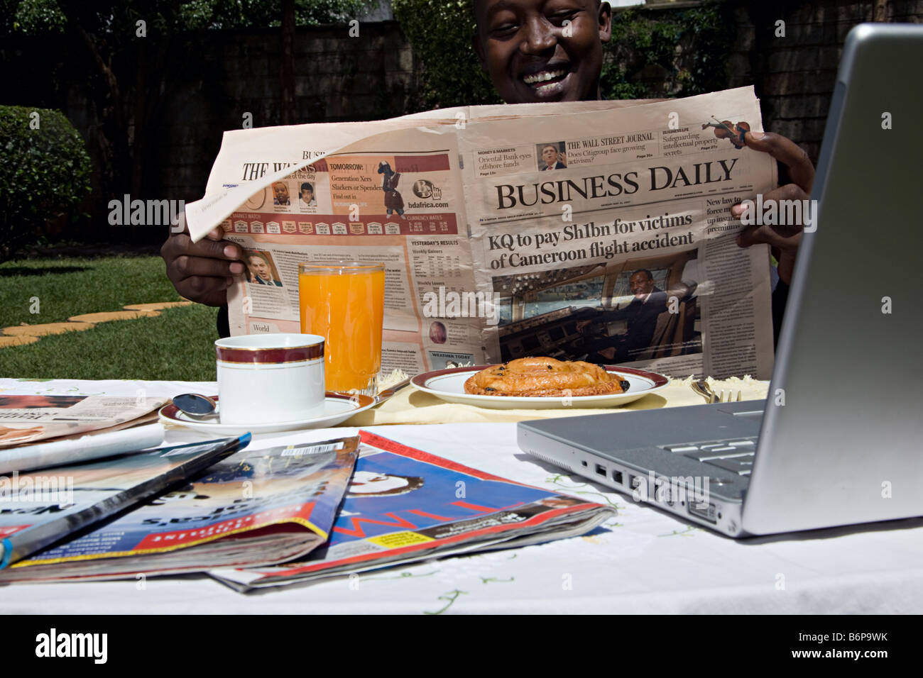 International newspaper table hi-res stock photography and images - Alamy