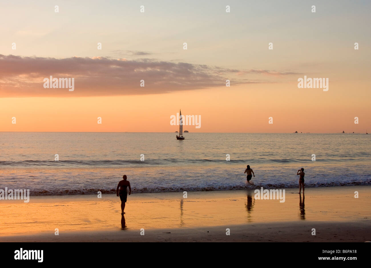 People on beach ocean hi-res stock photography and images - Alamy