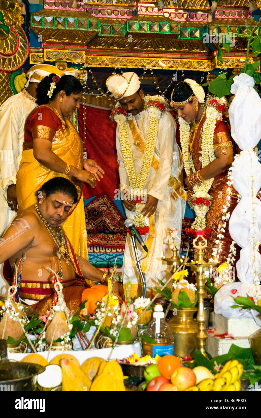 Tamil wedding hi-res stock photography and images - Alamy