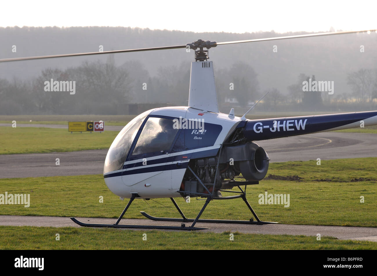 Robinson r22 helicopter flying hi-res stock photography and images - Alamy