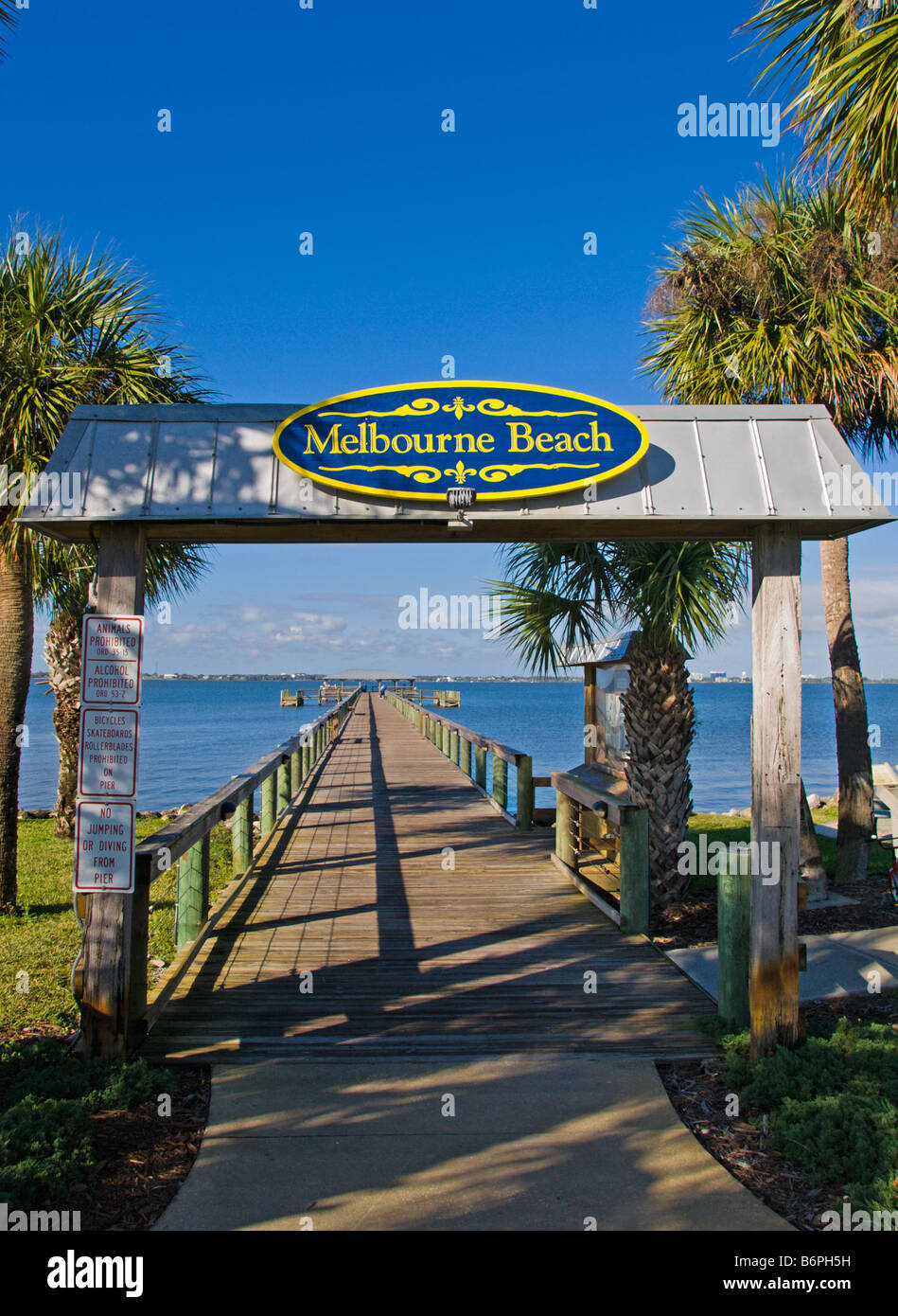MELBOURNE BEACH PIER ON THE INDIAN RIVER LAGOON IN FLORIDA Stock Photo ...