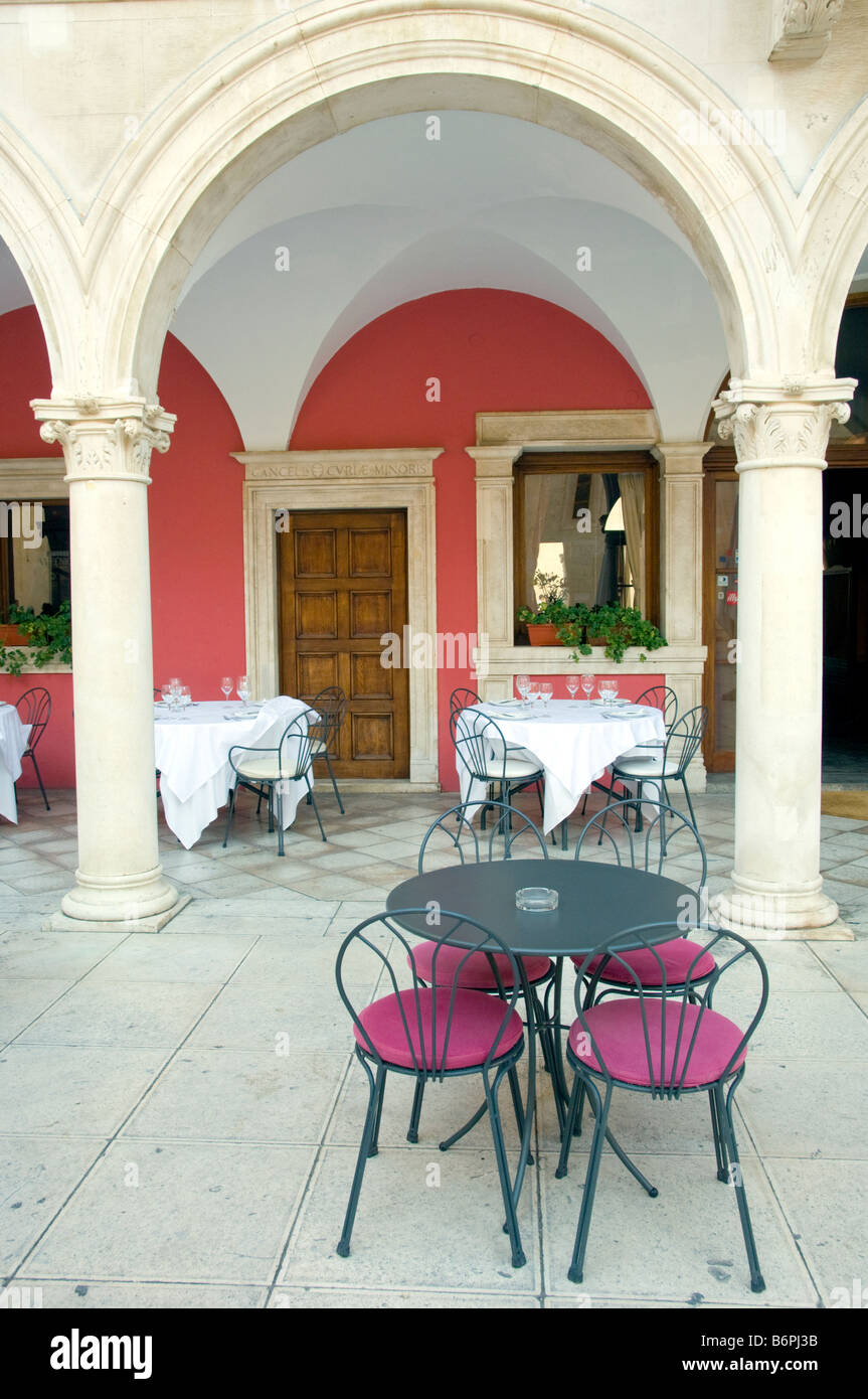 An outdoor restaurant with arches in Sibenik Croatia Stock Photo - Alamy
