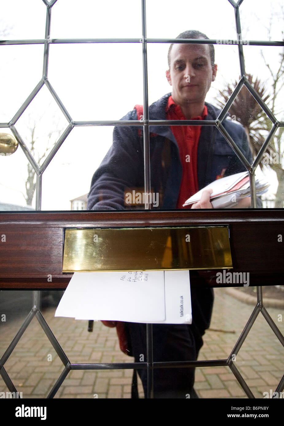 Royal mail postman delivers letters hi-res stock photography and images ...