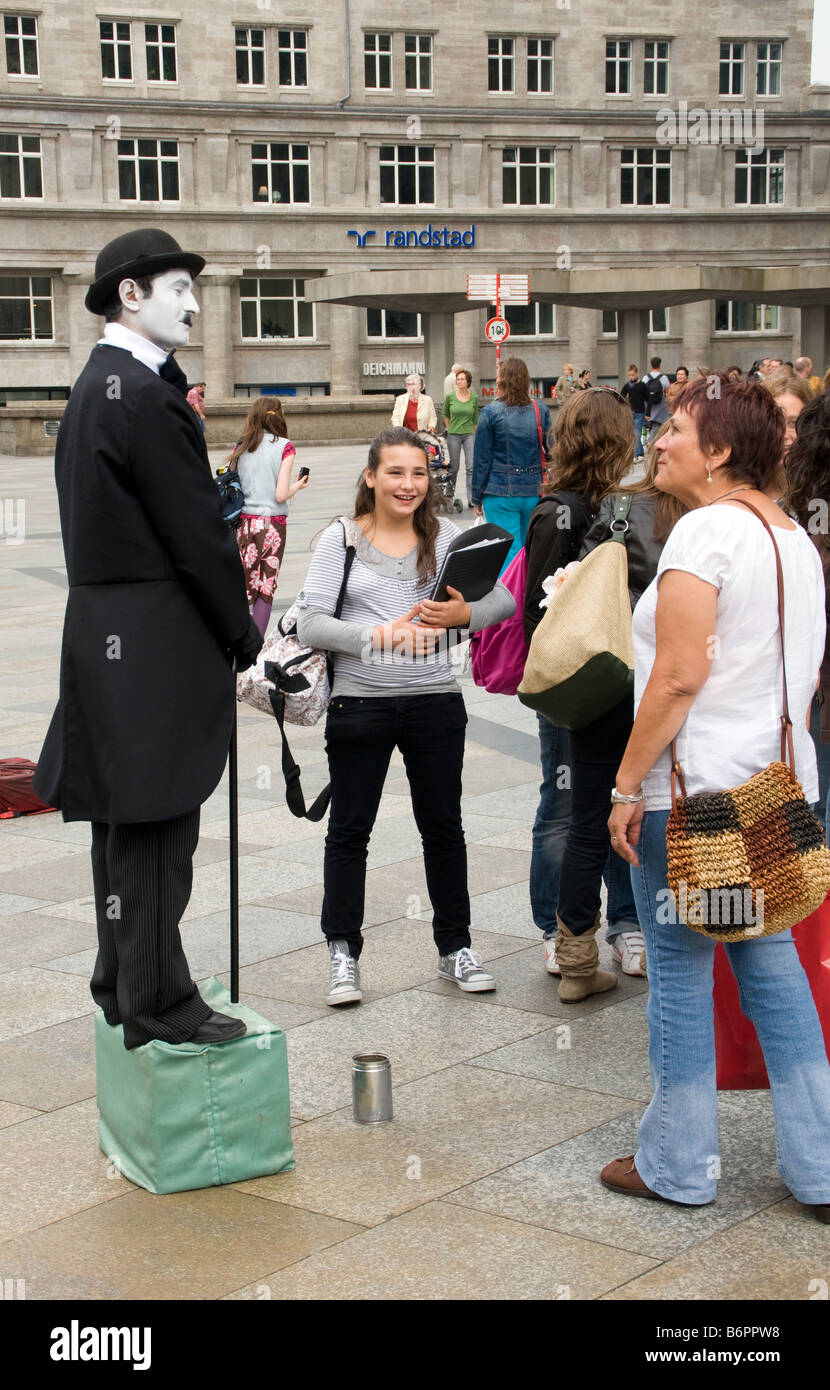 Mime performer hi-res stock photography and images - Alamy