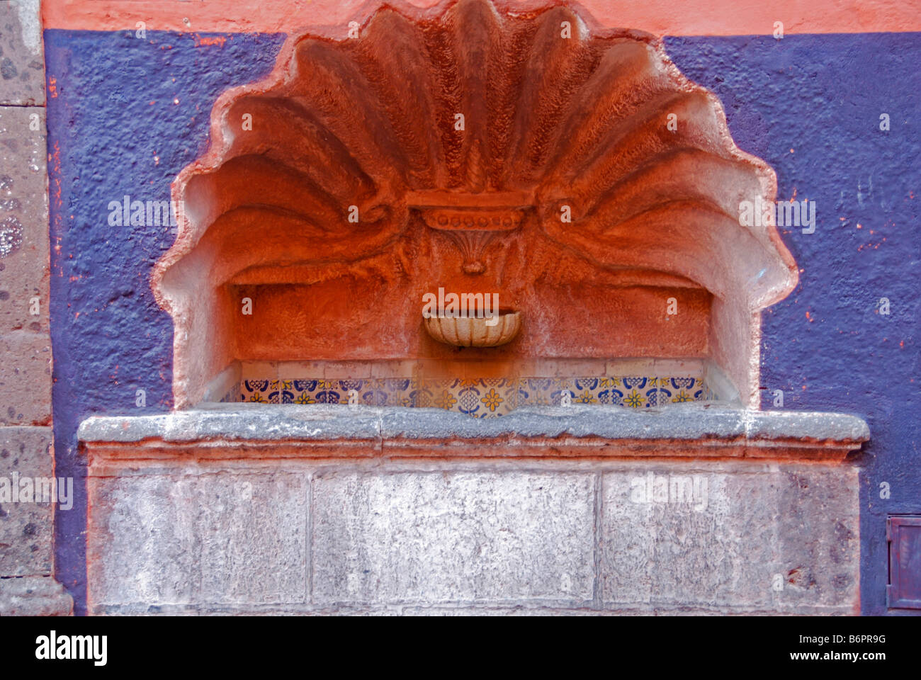Shell water fountain hi-res stock photography and images - Alamy