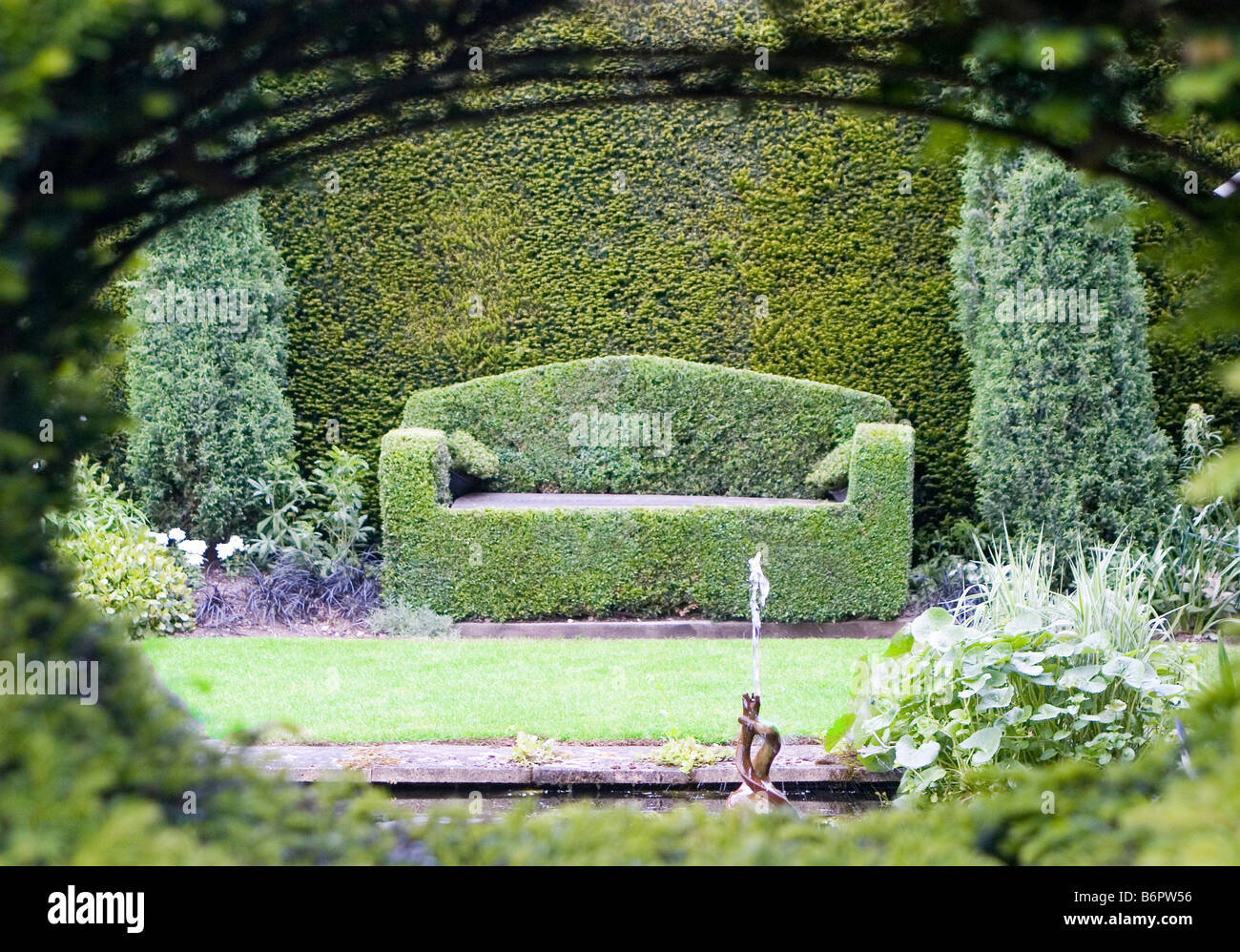 Opening in hedge hi-res stock photography and images - Alamy
