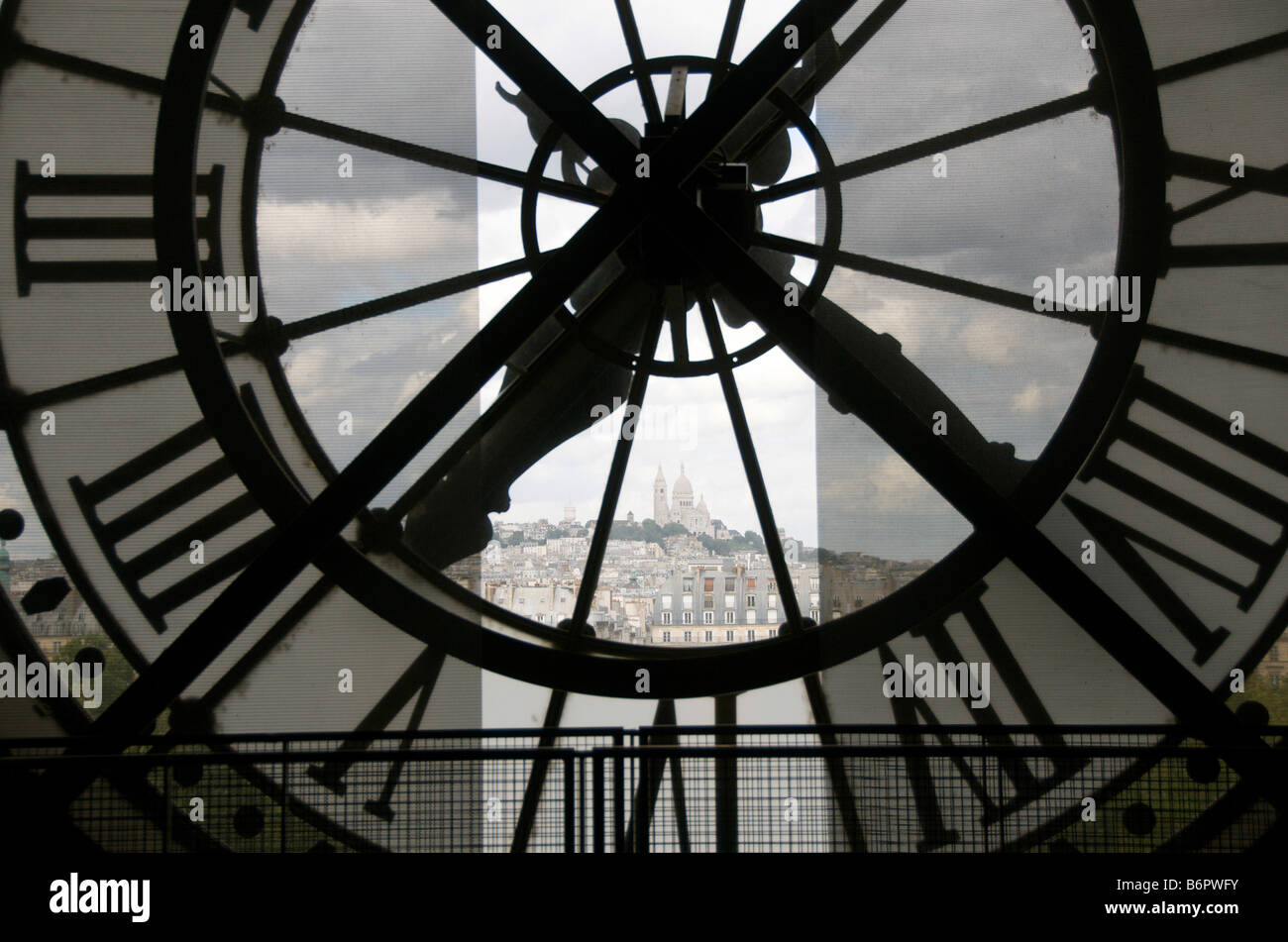 Clock paris france hi-res stock photography and images - Alamy