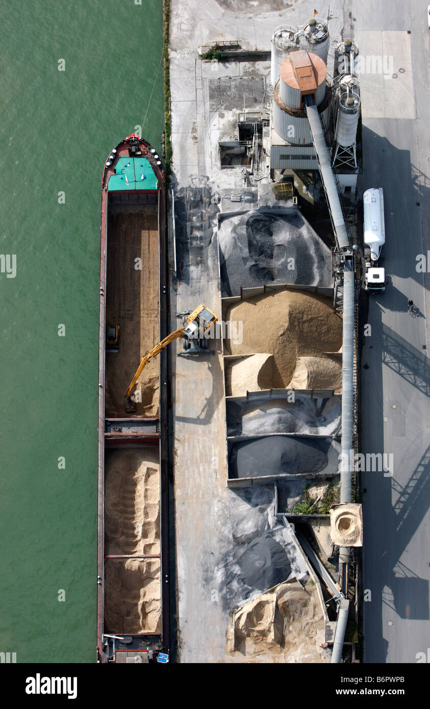 Ship discharging cargo hi-res stock photography and images - Alamy