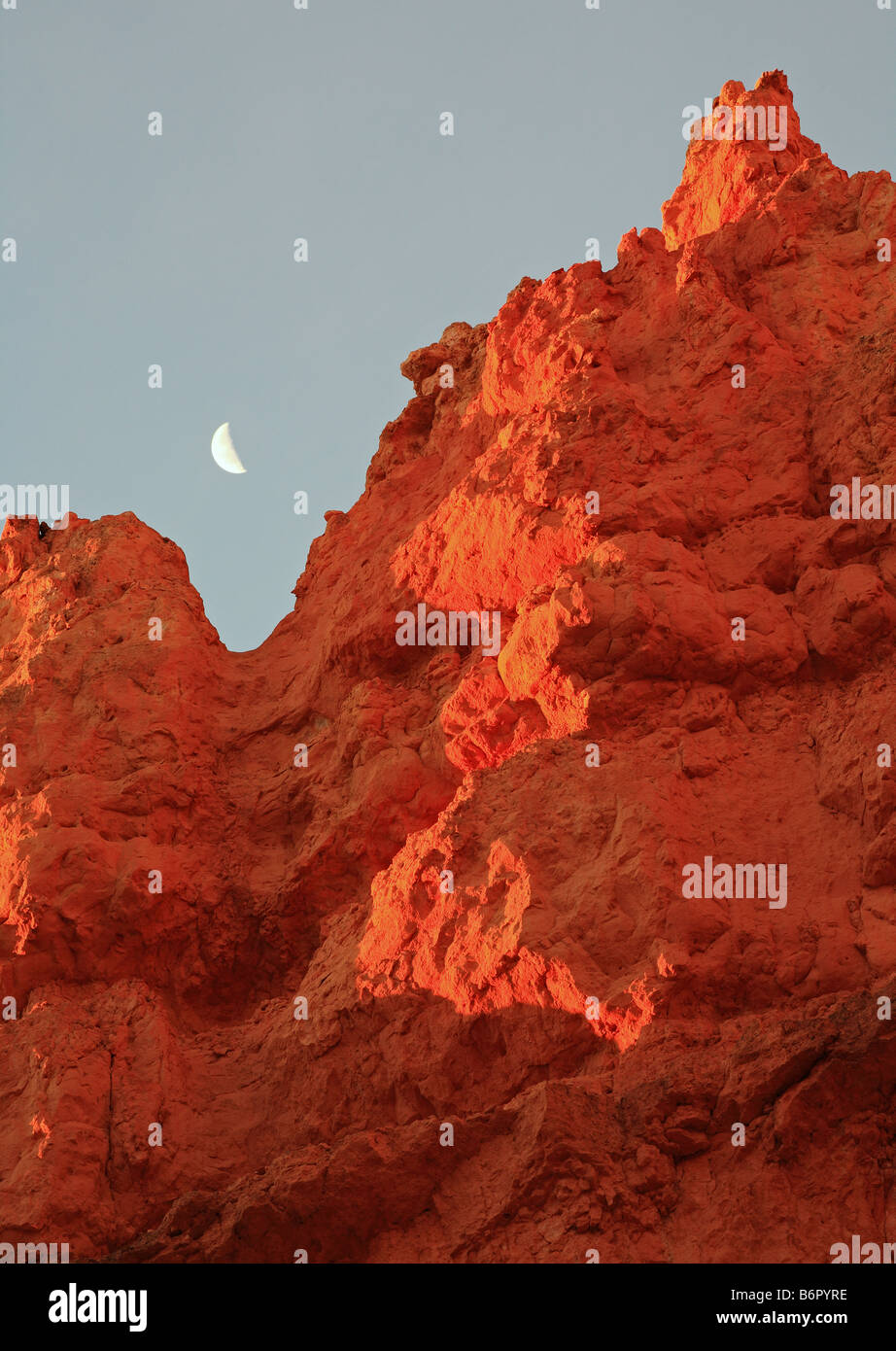 The moon sets at Bryce National Park Stock Photo - Alamy