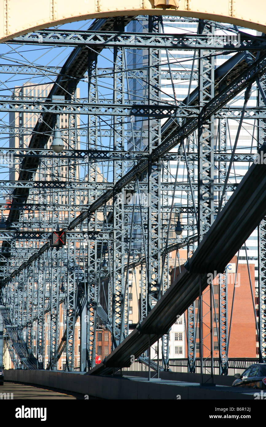 Street view in pittsburgh downtown hi-res stock photography and images ...