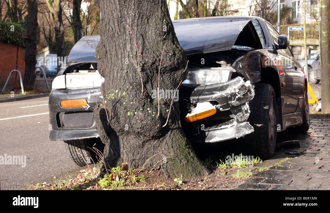 Car accident tree hi-res stock photography and images - Alamy