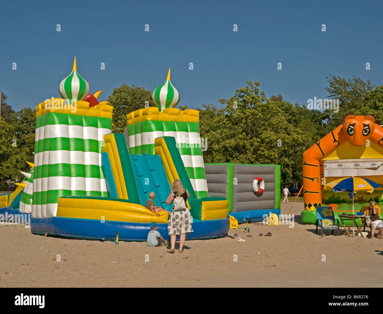 Kids bouncy castle hi-res stock photography and images - Alamy