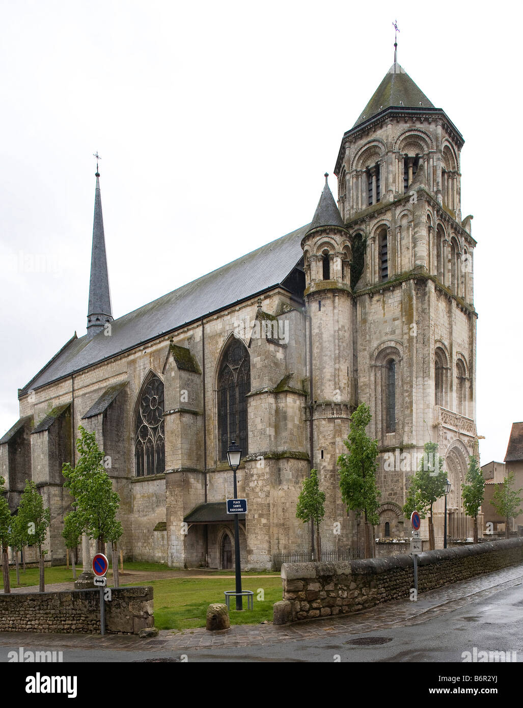Poitiers, Sainte-Radegonde, Blick von Nordwesten Stock Photo - Alamy